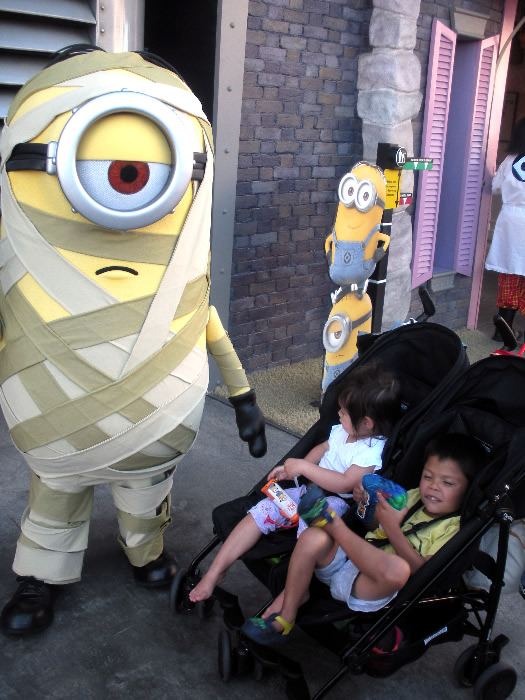 USA Picture Information: Brooklyn and Travis with Minion at Universal ...